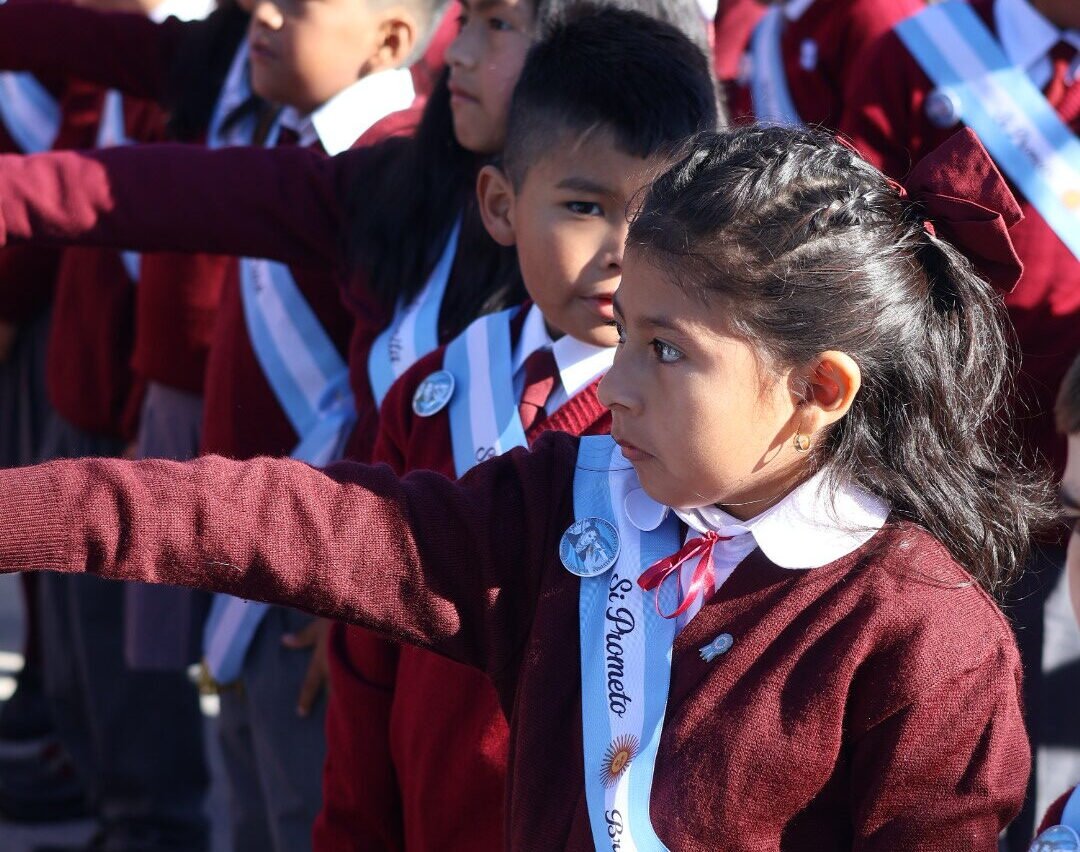 Más de 250 alumnos prometieron lealtad a la Bandera en una emotiva ...